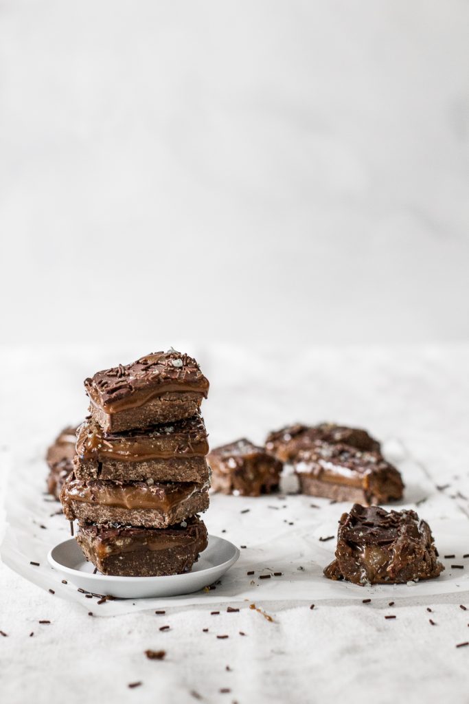 Raw Vegan Billionaire Bars with 3 Ingredient Caramel - Rezel Kealoha